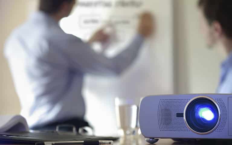 Laptop kabellos mit Beamer verbinden: Anleitung und Tipps